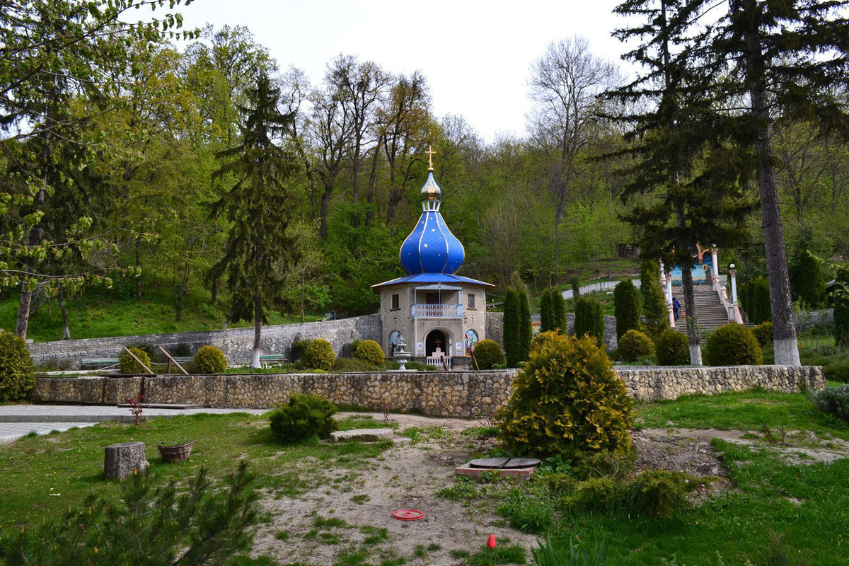 Drum modernizat spre Mănăstirea Țigănești din raionul Strășeni