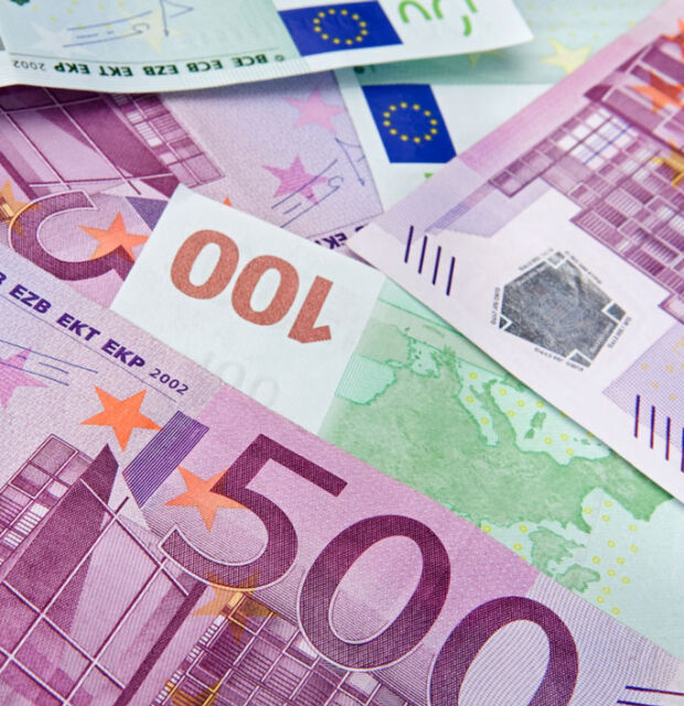 Dollar Hits 13-Month High as Euro Nears Annual Low
